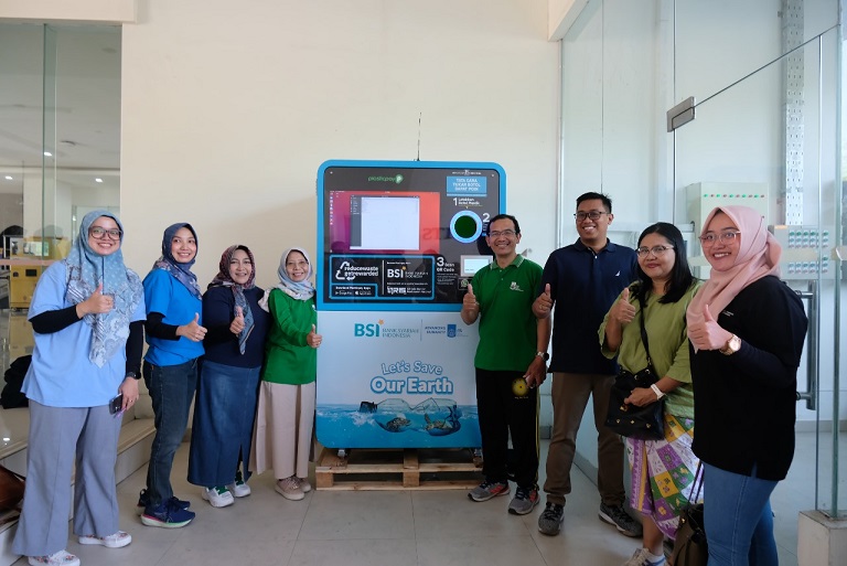 Peduli Lingkungan, FSAD ITS Gandeng BSI Kelola Limbah Botol Plastik ...